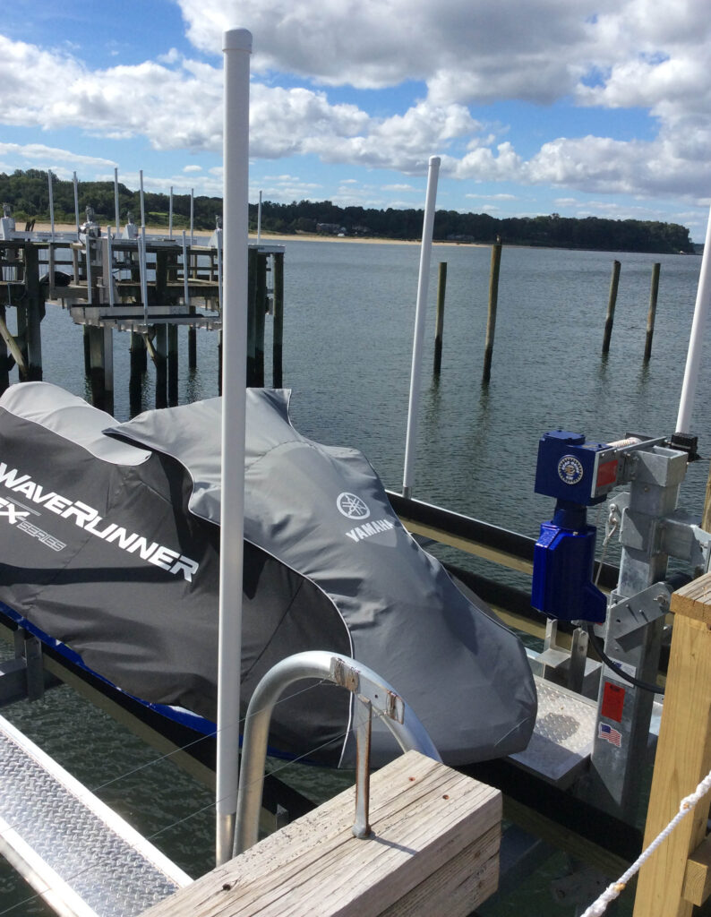 Hi-Tide Single Pile PWL Lifts with Boat, Single & Double Wave Runners ...