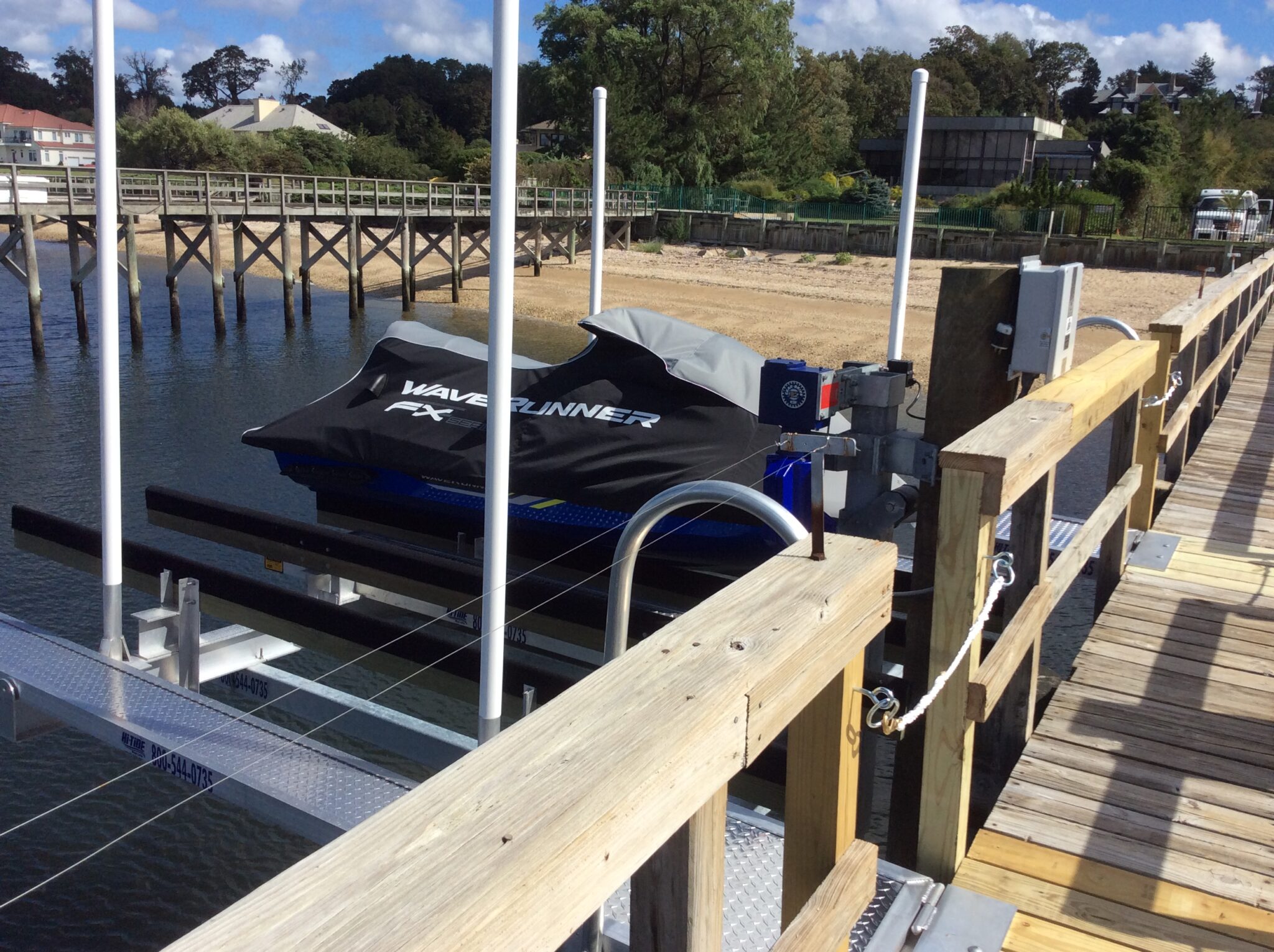 Hi-Tide Single Pile PWL Lifts with Boat, Single & Double Wave Runners ...