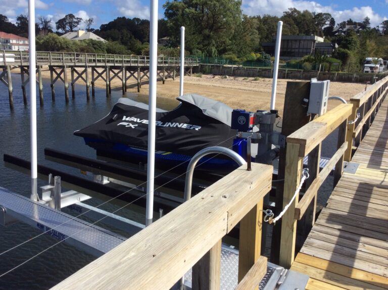 Hi-Tide Single Pile PWL Lifts with Boat, Single & Double Wave Runners ...
